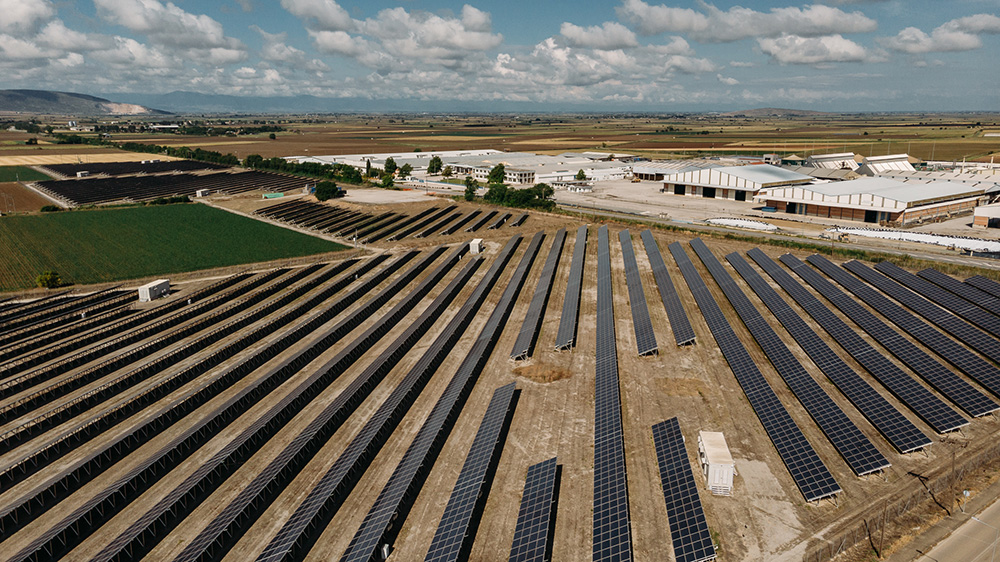 Πώς το κράτος παραδίδει τη γη υψηλής παραγωγικότητας στα φωτοβολταϊκά ...